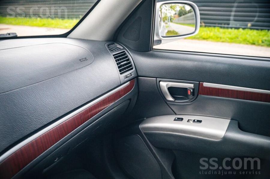 Grey Hyundai Santa Fe 2007 in Riga, with an engine capacity of 2.20 L and mileage of 294 thousand km for 2990 €, photo 25 on AUTOMOTO.COM.LV