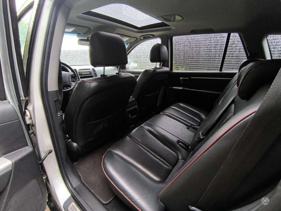 Pelēks Hyundai Santa Fe 2007 Marijampole, ar dzinēja tilpumu 2.19 L un nobraukumu 203 tūkst. km par 3800 €, foto 13 vietnē AUTOMOTO.COM.LV