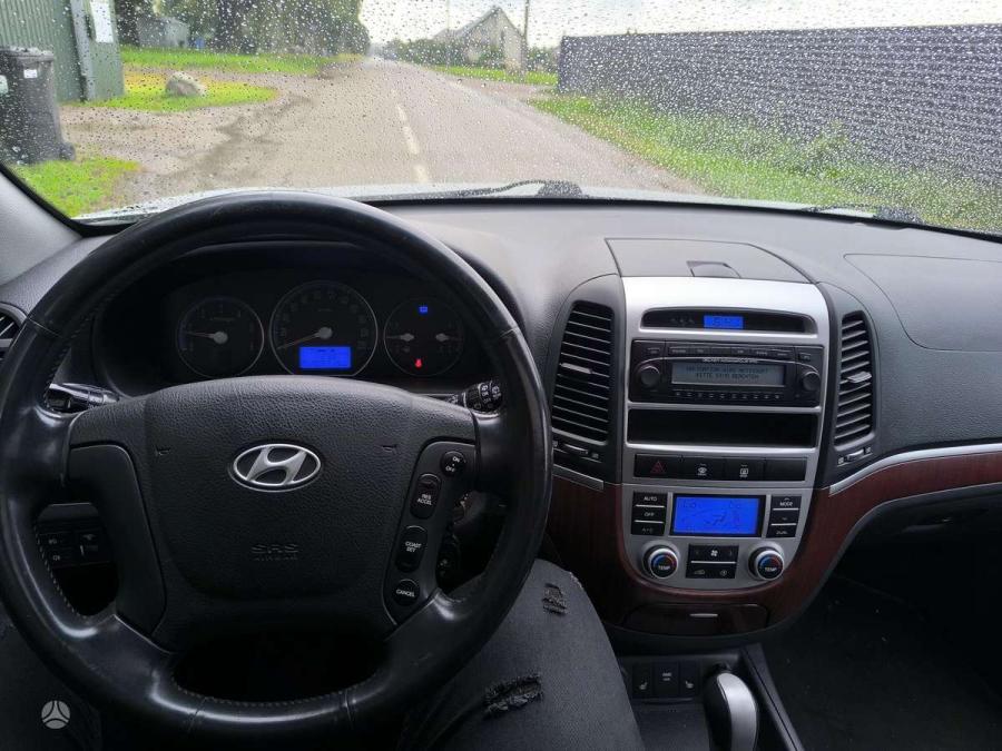 Pelēks Hyundai Santa Fe 2007 Marijampole, ar dzinēja tilpumu 2.19 L un nobraukumu 203 tūkst. km par 3800 €, foto 16 vietnē AUTOMOTO.COM.LV