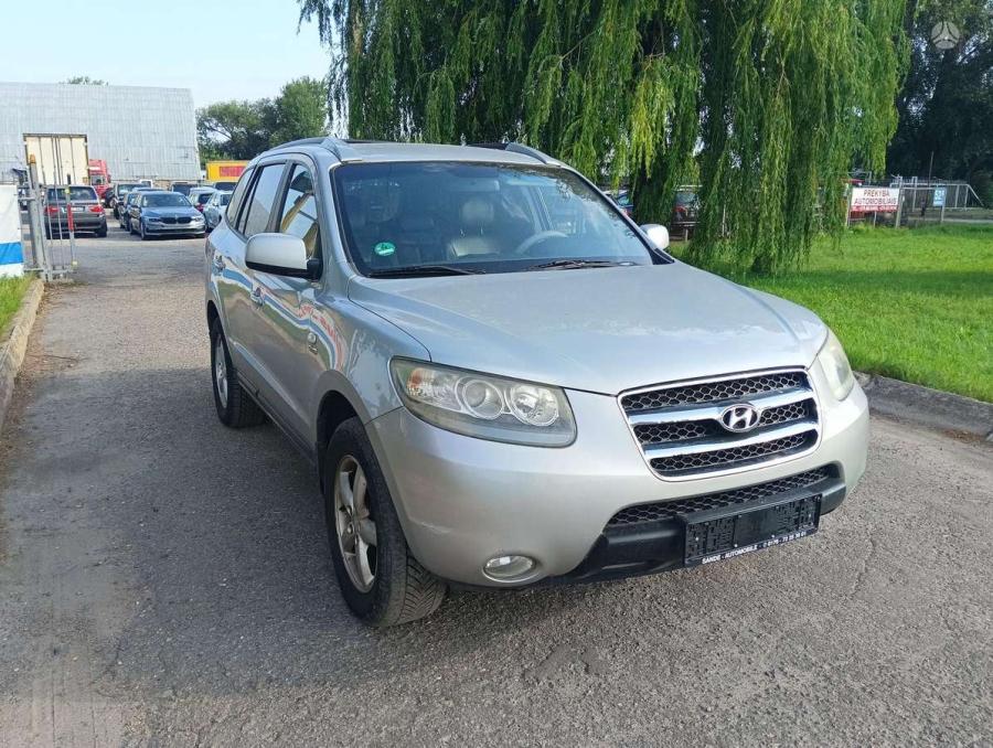 Grey Hyundai Santa Fe 2007 in Marijampole, with an engine capacity of 2.19 L and mileage of 228 thousand km for 2950 €, photo 4 on AUTOMOTO.COM.LV