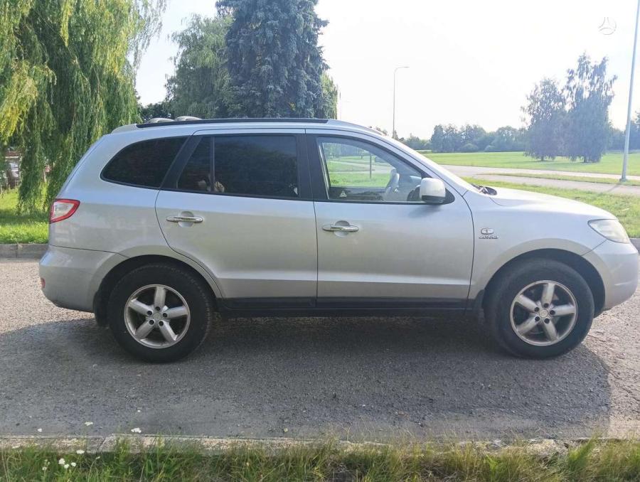 Grey Hyundai Santa Fe 2007 in Marijampole, with an engine capacity of 2.19 L and mileage of 228 thousand km for 2950 €, photo 6 on AUTOMOTO.COM.LV