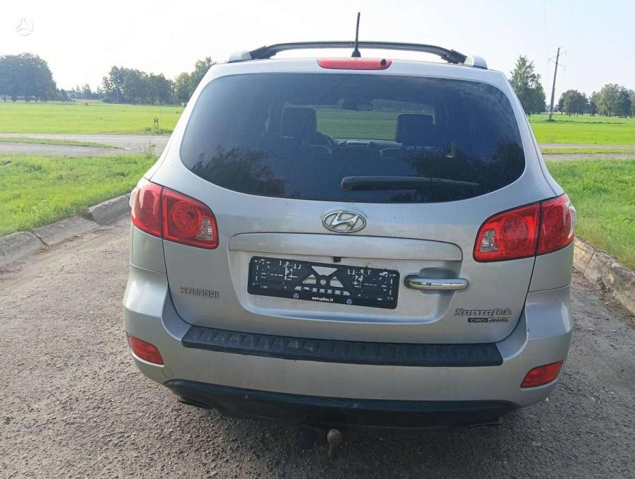 Grey Hyundai Santa Fe 2007 in Marijampole, with an engine capacity of 2.19 L and mileage of 228 thousand km for 2950 €, photo 9 on AUTOMOTO.COM.LV