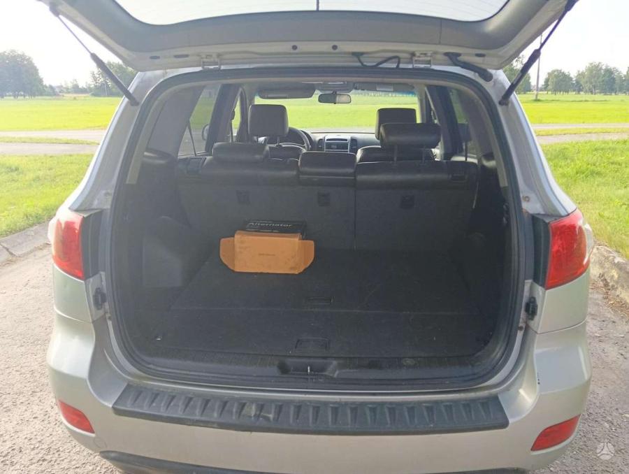Grey Hyundai Santa Fe 2007 in Marijampole, with an engine capacity of 2.19 L and mileage of 228 thousand km for 2950 €, photo 10 on AUTOMOTO.COM.LV