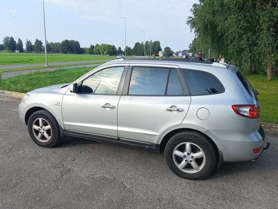 Grey Hyundai Santa Fe 2007 in Marijampole, with an engine capacity of 2.19 L and mileage of 228 thousand km for 2950 €, photo 12 on AUTOMOTO.COM.LV