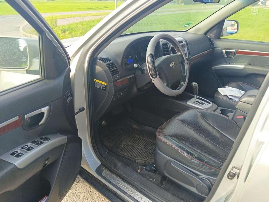 Grey Hyundai Santa Fe 2007 in Marijampole, with an engine capacity of 2.19 L and mileage of 228 thousand km for 2950 €, photo 14 on AUTOMOTO.COM.LV