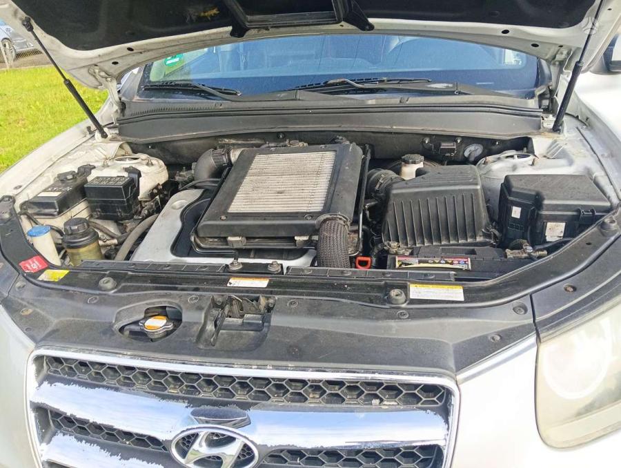 Grey Hyundai Santa Fe 2007 in Marijampole, with an engine capacity of 2.19 L and mileage of 228 thousand km for 2950 €, photo 15 on AUTOMOTO.COM.LV