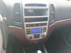 Grey Hyundai Santa Fe 2007 in Marijampole, with an engine capacity of 2.19 L and mileage of 228 thousand km for 2950 €, photo 17 on AUTOMOTO.COM.LV