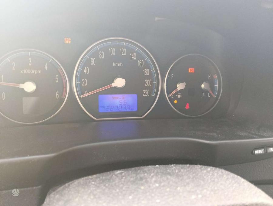 Grey Hyundai Santa Fe 2007 in Marijampole, with an engine capacity of 2.19 L and mileage of 228 thousand km for 2950 €, photo 18 on AUTOMOTO.COM.LV