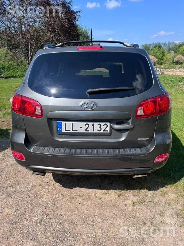 Hyundai Santa Fe 2007 Rīga vietnē Pelēks Hyundai Santa Fe 2007 Rīga, ar dzinēja tilpumu 2.20 L un nobraukumu 321 tūkst. km par 3100 €, foto 4 vietnē AUTOMOTO.COM.LV