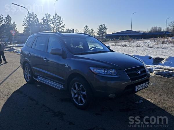 Hyundai Santa Fe 2007 in Daugavpils on AUTOMOTO.COM.LV Grey Hyundai Santa Fe 2007 in Daugavpils, with an engine capacity of 2.20 L and mileage of 298 thousand km for 4300 €, photo 1 on AUTOMOTO.COM.LV