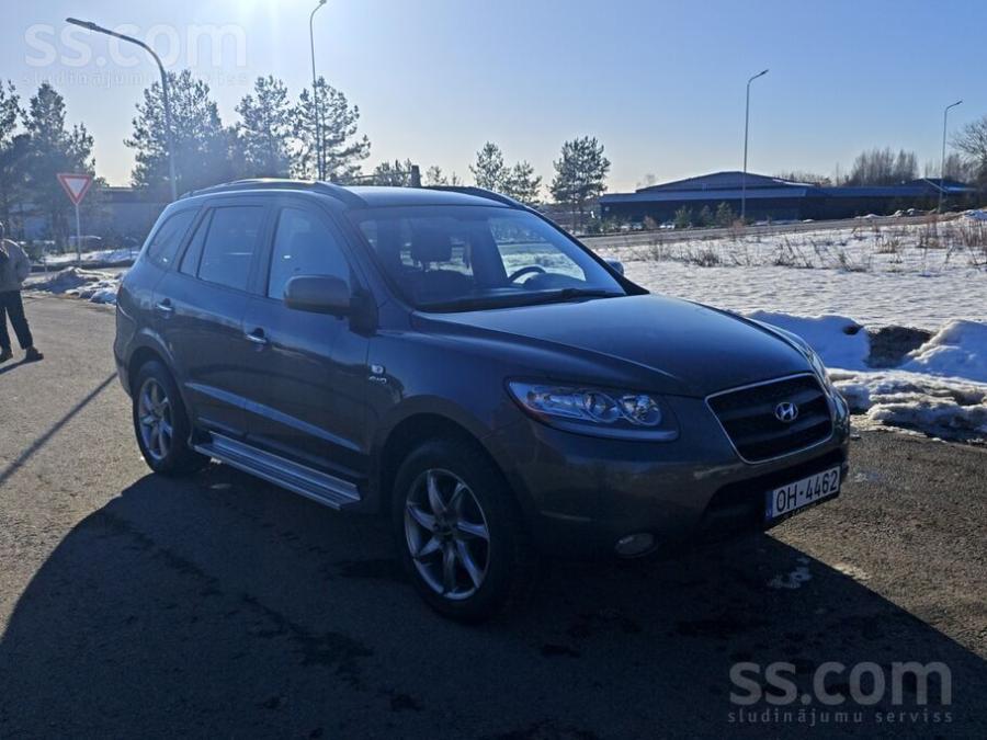 Grey Hyundai Santa Fe 2007 in Daugavpils, with an engine capacity of 2.20 L and mileage of 298 thousand km for 4300 €, photo 1 on AUTOMOTO.COM.LV