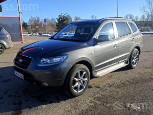 Grey Hyundai Santa Fe 2007 in Daugavpils, with an engine capacity of 2.20 L and mileage of 298 thousand km for 4300 €, photo 3 on AUTOMOTO.COM.LV