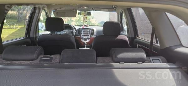 Grey Hyundai Santa Fe 2007 in Jekabpils, with an engine capacity of 2.20 L and mileage of 352 thousand km for 2000 €, photo 5 on AUTOMOTO.COM.LV