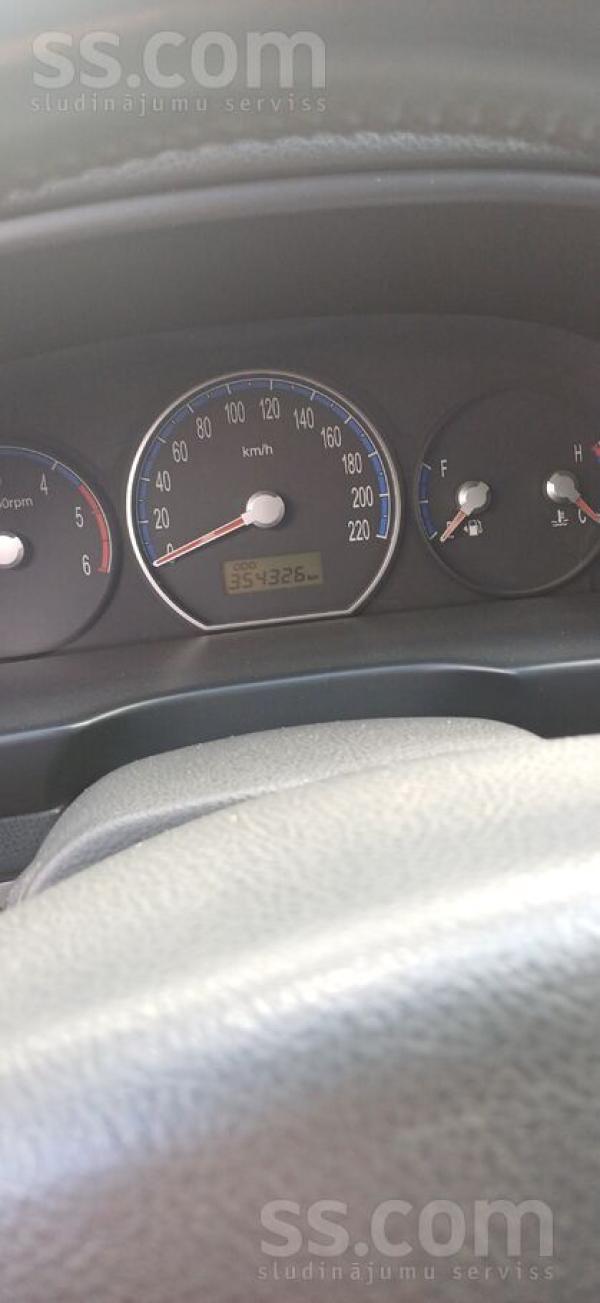 Grey Hyundai Santa Fe 2007 in Jekabpils, with an engine capacity of 2.20 L and mileage of 352 thousand km for 2000 €, photo 6 on AUTOMOTO.COM.LV