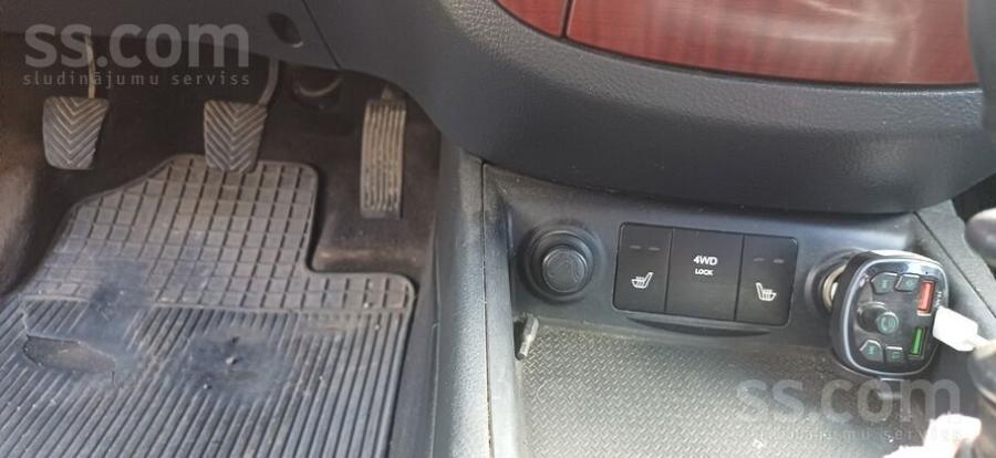 Grey Hyundai Santa Fe 2007 in Jekabpils, with an engine capacity of 2.20 L and mileage of 352 thousand km for 2000 €, photo 9 on AUTOMOTO.COM.LV