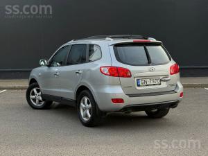 Grey Hyundai Santa Fe 2007 in Riga, with an engine capacity of 2.20 L and mileage of 298 thousand km for 3100 €, photo 4 on AUTOMOTO.COM.LV