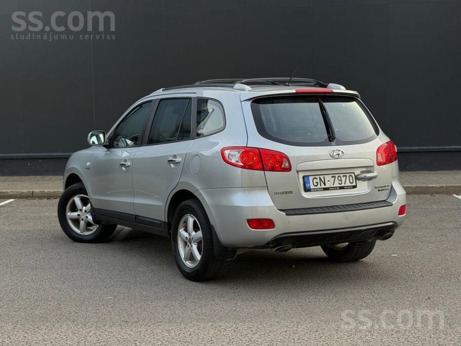 Grey Hyundai Santa Fe 2007 in Riga, with an engine capacity of 2.20 L and mileage of 298 thousand km for 3100 €, photo 4 on AUTOMOTO.COM.LV
