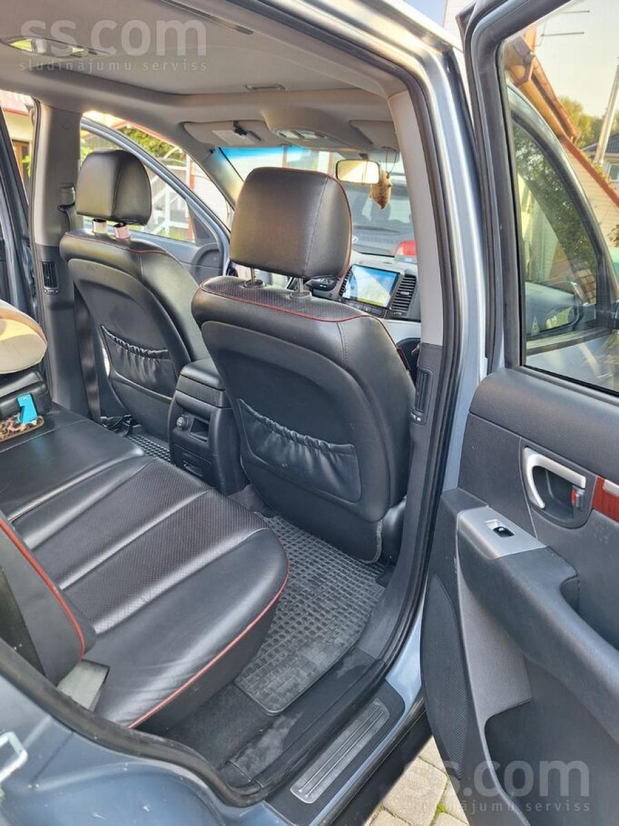 Grey Hyundai Santa Fe 2007 in Riga, with an engine capacity of 2.20 L and mileage of 198 thousand km for 3400 €, photo 6 on AUTOMOTO.COM.LV