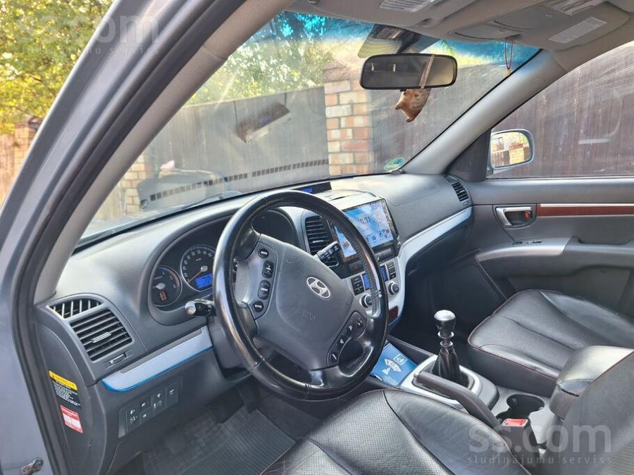 Grey Hyundai Santa Fe 2007 in Riga, with an engine capacity of 2.20 L and mileage of 198 thousand km for 3400 €, photo 9 on AUTOMOTO.COM.LV