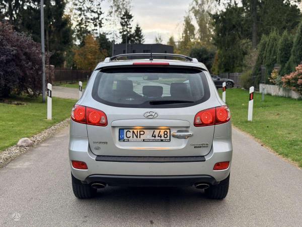 Grey Hyundai Santa Fe 2007 in Vilnius, with an engine capacity of 2.19 L and mileage of 315 thousand km for 3300 €, photo 6 on AUTOMOTO.COM.LV