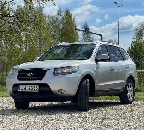 Grey Hyundai Santa Fe 2008 in Jelgava, with an engine capacity of 2.20 L and mileage of 0 thousand km for 2990 €, photo 2 on AUTOMOTO.COM.LV