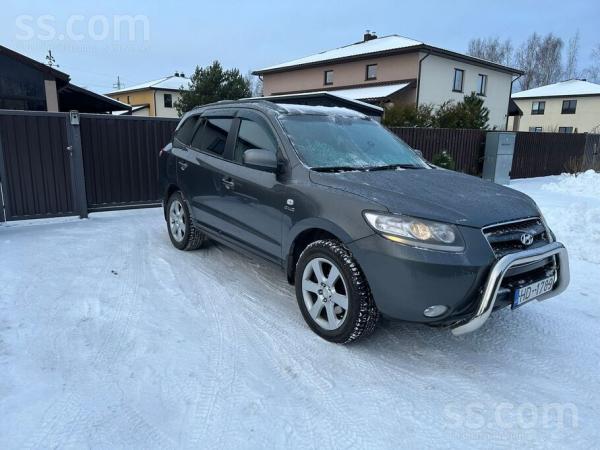 Grey Hyundai Santa Fe 2008 in Riga, with an engine capacity of 2.20 L and mileage of 180 thousand km for 5000 €, photo 2 on AUTOMOTO.COM.LV