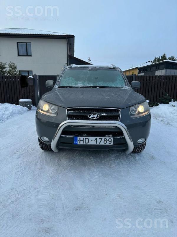 Grey Hyundai Santa Fe 2008 in Riga, with an engine capacity of 2.20 L and mileage of 180 thousand km for 5000 €, photo 3 on AUTOMOTO.COM.LV