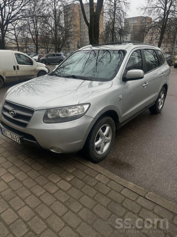 Grey Hyundai Santa Fe 2008 in Riga, with an engine capacity of 2.20 L and mileage of 247 thousand km for 4000 €, photo 1 on AUTOMOTO.COM.LV