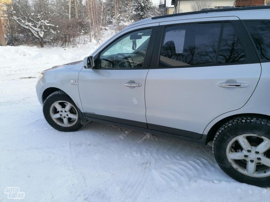 Grey Hyundai Santa Fe 2008 in Utena, with an engine capacity of 2.20 L and mileage of 370 thousand km for 3200 €, photo 8 on AUTOMOTO.COM.LV