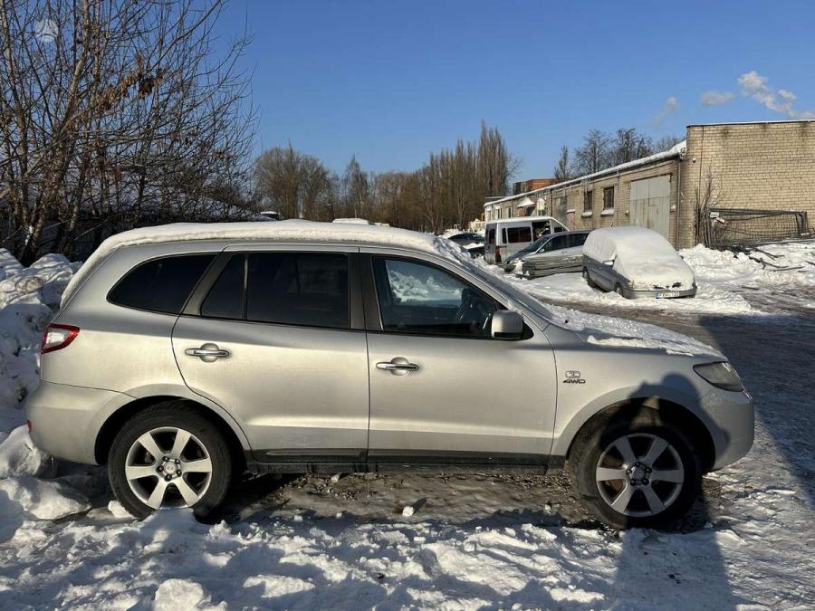Grey Hyundai Santa Fe 2008 in Klaipeda, with an engine capacity of 2.19 L and mileage of 260 thousand km for 1999 €, photo 6 on AUTOMOTO.COM.LV