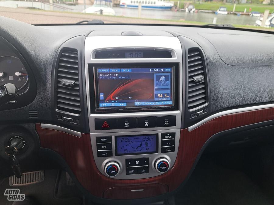 Grey Hyundai Santa Fe 2008 in Silute, with an engine capacity of 2.20 L and mileage of 274 thousand km for 3650 €, photo 18 on AUTOMOTO.COM.LV