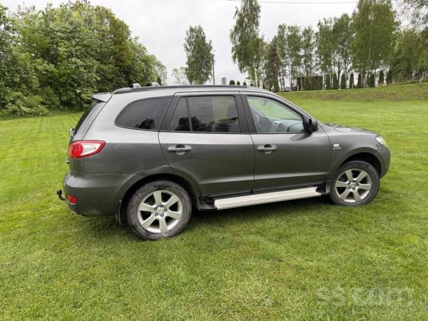 Grey Hyundai Santa Fe 2008 in Riga, with an engine capacity of 2.20 L and mileage of 274 thousand km for 3800 €, photo 1 on AUTOMOTO.COM.LV