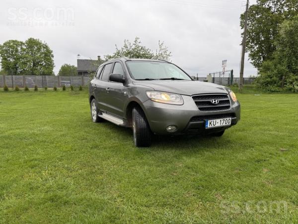 Grey Hyundai Santa Fe 2008 in Riga, with an engine capacity of 2.20 L and mileage of 274 thousand km for 3800 €, photo 3 on AUTOMOTO.COM.LV