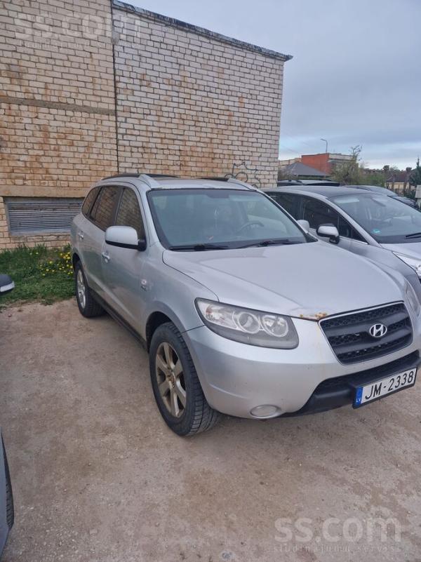 Grey Hyundai Santa Fe 2008 in Dobele, with an engine capacity of 2.20 L and mileage of 0 thousand km for 1400 €, photo 2 on AUTOMOTO.COM.LV