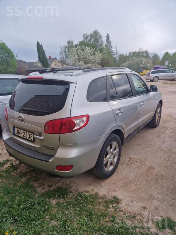 Grey Hyundai Santa Fe 2008 in Dobele, with an engine capacity of 2.20 L and mileage of 0 thousand km for 1400 €, photo 3 on AUTOMOTO.COM.LV