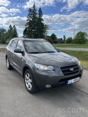 Grey Hyundai Santa Fe 2008 in Saldus, with an engine capacity of 2.20 L and mileage of 293 thousand km for 3950 €, photo  on AUTOMOTO.COM.LV