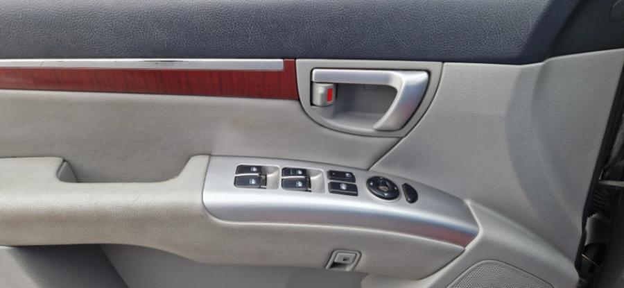 Pelēks Hyundai Santa Fe 2008 Rīga, ar dzinēja tilpumu 2.20 L un nobraukumu 210 tūkst. km par 5950 €, foto 3 vietnē AUTOMOTO.COM.LV