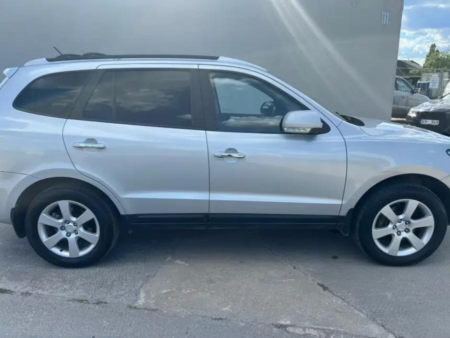 Grey Hyundai Santa Fe 2008 in Jekabpils, with an engine capacity of 2.20 L and mileage of 201 thousand km for 4300 €, photo 7 on AUTOMOTO.COM.LV