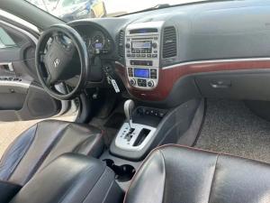 Grey Hyundai Santa Fe 2008 in Jekabpils, with an engine capacity of 2.20 L and mileage of 201 thousand km for 4300 €, photo 12 on AUTOMOTO.COM.LV