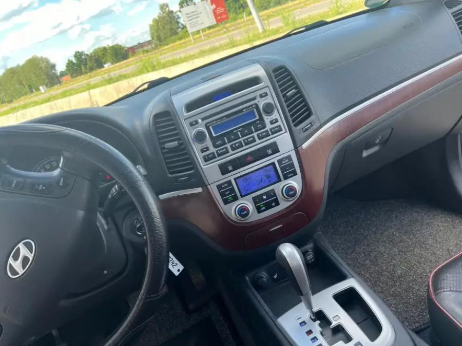 Grey Hyundai Santa Fe 2008 in Jekabpils, with an engine capacity of 2.20 L and mileage of 201 thousand km for 4300 €, photo 14 on AUTOMOTO.COM.LV