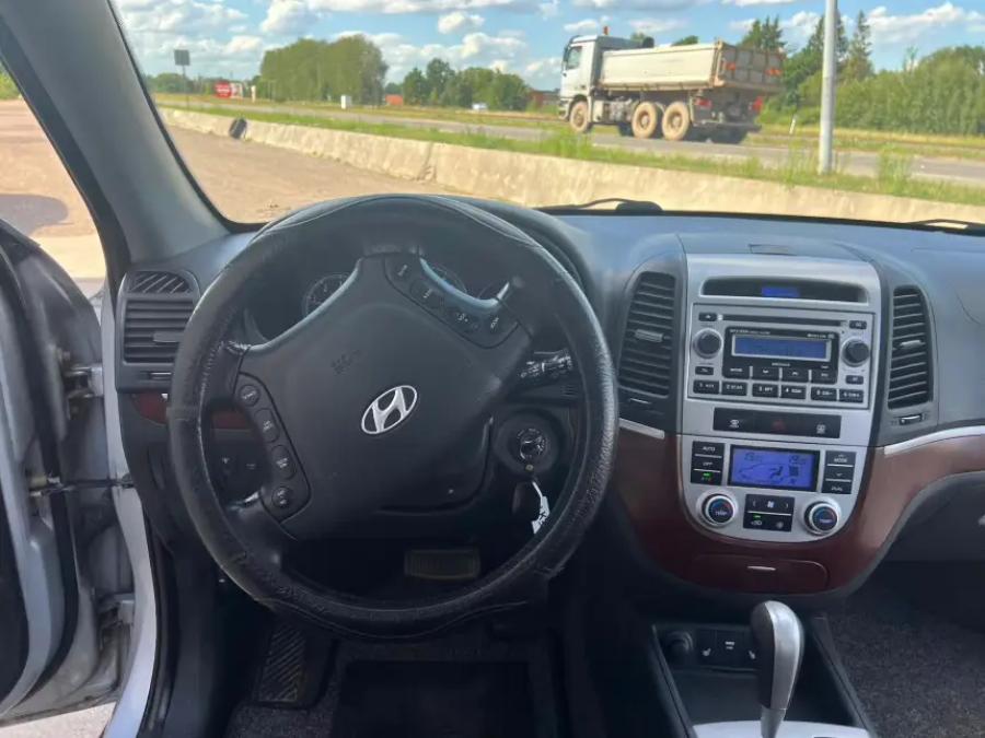 Grey Hyundai Santa Fe 2008 in Jekabpils, with an engine capacity of 2.20 L and mileage of 201 thousand km for 4300 €, photo 15 on AUTOMOTO.COM.LV