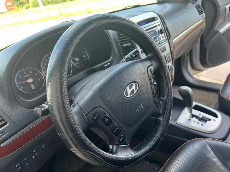 Grey Hyundai Santa Fe 2008 in Jekabpils, with an engine capacity of 2.20 L and mileage of 201 thousand km for 4300 €, photo 16 on AUTOMOTO.COM.LV
