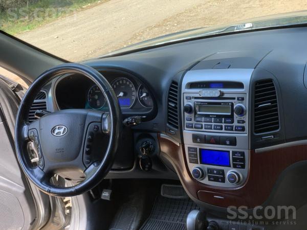 Pelēks Hyundai Santa Fe 2008 Rīga, ar dzinēja tilpumu 2.60 L un nobraukumu 208 tūkst. km par 3800 €, foto 4 vietnē AUTOMOTO.COM.LV