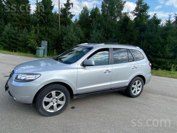 Grey Hyundai Santa Fe 2008 in Madona, with an engine capacity of 2.20 L and mileage of 289 thousand km for 3990 €, photo 2 on AUTOMOTO.COM.LV