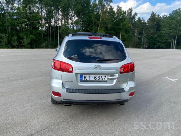 Grey Hyundai Santa Fe 2008 in Madona, with an engine capacity of 2.20 L and mileage of 289 thousand km for 3990 €, photo 3 on AUTOMOTO.COM.LV