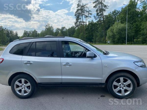 Grey Hyundai Santa Fe 2008 in Madona, with an engine capacity of 2.20 L and mileage of 289 thousand km for 3990 €, photo 4 on AUTOMOTO.COM.LV