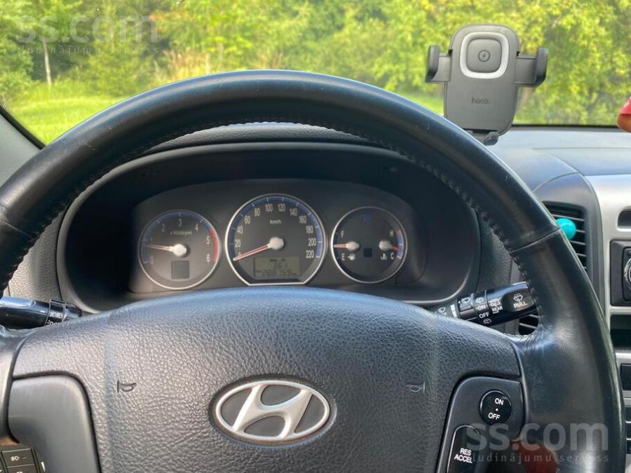 Grey Hyundai Santa Fe 2008 in Madona, with an engine capacity of 2.20 L and mileage of 289 thousand km for 3990 €, photo 6 on AUTOMOTO.COM.LV