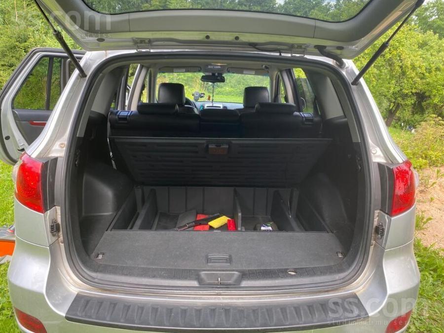 Grey Hyundai Santa Fe 2008 in Madona, with an engine capacity of 2.20 L and mileage of 289 thousand km for 3990 €, photo 7 on AUTOMOTO.COM.LV