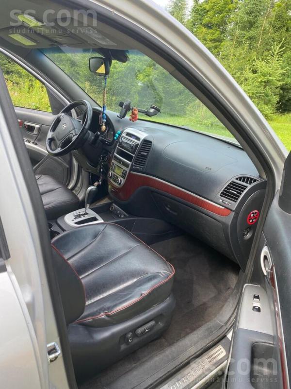 Grey Hyundai Santa Fe 2008 in Madona, with an engine capacity of 2.20 L and mileage of 289 thousand km for 3990 €, photo 8 on AUTOMOTO.COM.LV