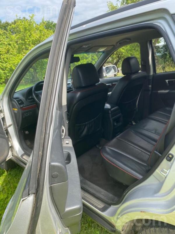 Grey Hyundai Santa Fe 2008 in Madona, with an engine capacity of 2.20 L and mileage of 289 thousand km for 3990 €, photo 10 on AUTOMOTO.COM.LV